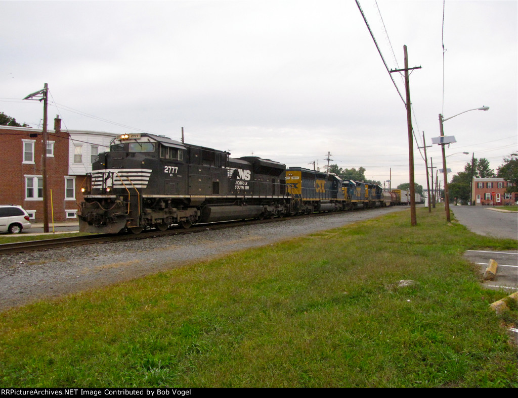 NS 2777 and CSX 8817